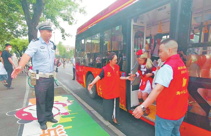 预约定制公交线路 缓解校园周边拥堵 第01版:要闻 20230606期 四川法治报